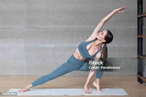 요가 매트에 스트레칭을하고 젊은 여자의 전체 길이 집에서 운동하는 아름다운 소녀 근육 강화운동에 대한 스톡 사진 및 기타 이미지 근육 강화운동 동기 부여 가냘픈