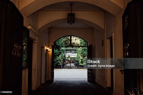 바이오필릭 디자인 도시 거리의 바이오필리아 사람과 자연을 연결합니다 녹색 식물과 나무가 있는 친환경적인 디자인 레스토랑 야외 거리 카페 식물원 건축에 대한 스톡 사진 및