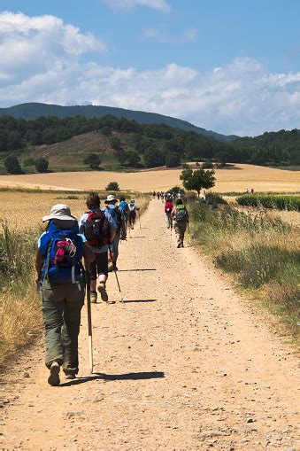 순례자는 프랑스 방법의 세인트 제임스 에 컴 포 스텔라에 도보 비포장도로에 대한 스톡 사진 및 기타 이미지 비포장도로 순례자 스페인 Istock
