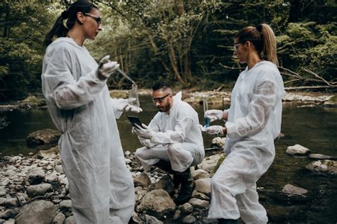 자연적으로 흐르는 식수 공급을 통해 박테리아와 바이러스가 퍼질 가능성을 연구하는 과학자 및 생물학자 팀 사진 Unsplash의 세르비아 이미지