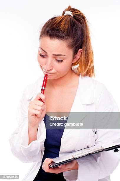 젊은 여성 담담의 쥠 메모장 흰색 바탕에 그림자와 가득 찬에 대한 스톡 사진 및 기타 이미지 가득 찬 간호사 건강 진단