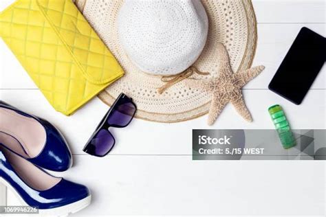 여성 패션 액세서리 여행 평면도의 플랫이 하다 여름 모자 파란 신발 노란 가방 선글라스 스마트폰 에 흰색 나무 보드 공간 복사 0명에 대한 스톡 사진 및 기타 이미지