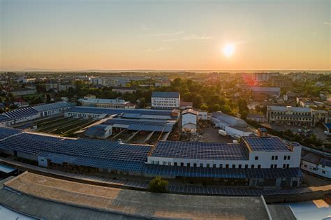 녹색 생태 전기를 생산하기 위해 산업 건물 지붕에 장착 된 푸른 태양광 패널이있는 태양 광 발전소의 공중 보기 지속 가능한 에너지 개념의 생산 0명에 대한 스톡 사진 및