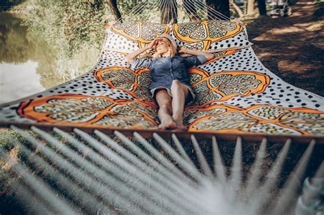 금발의 Hipster 여자 야외 해먹에 자 고 호수 캠핑 개념 근처 공원에서 해먹에 편안한 세련 된 진 의류에서 아름 다운 소녀 미소 관광에 대한 스톡 사진 및 기타 이미지