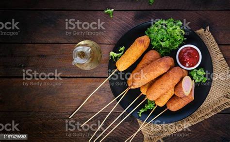 검은 접시에 겨자와 케첩을 가진 전통적인 미국 옥수수 개 길거리 음식 맨 위 보기 복사 공간 Carnival에 대한 스톡 사진 및 기타 이미지 Istock