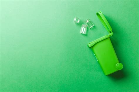 빈 아이콘입니다 쓰레기 폐기물을 폐기하고 환경을 절약하기 위한 용기 재활용 유리를 위한 녹색 쓰레기통은 녹색 배경에 고립된 쓰레기를 수 있습니다 가득 찬에 대한 스톡 사진