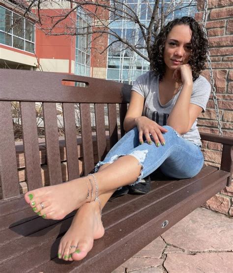 Latina Feet Brunette Posing Barefoot In Jeans Feetplaza