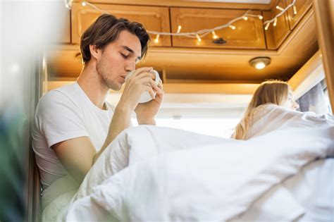 젊은 그냥 캠핑카 바퀴에 집 트레일러 모터 홈에서 여행하는 부부와 결혼했습니다 낭만적 인 도로 여행 자유 생활을 사랑하십시오 작은 침대 밴의 침실 방랑욕 휴가 주말 소녀