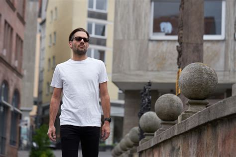 힙스터 잘 생긴 남성 모델에 흰색 빈 티셔츠로 캐주얼 한 도시 스타일의 로고 또는 디자인을위한 공간이 있습니다 T 셔츠에 대한 스톡 사진 및 기타 이미지 Istock