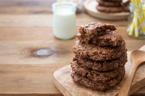 귀리 플레이크 말린 과일 및 씨앗을 곁들인 건강한 홈메이드 쿠키 나무 소박한 테이블입니다 공간을 복사합니다 귀리 가루에 대한 스톡 사진 및 기타 이미지 Istock