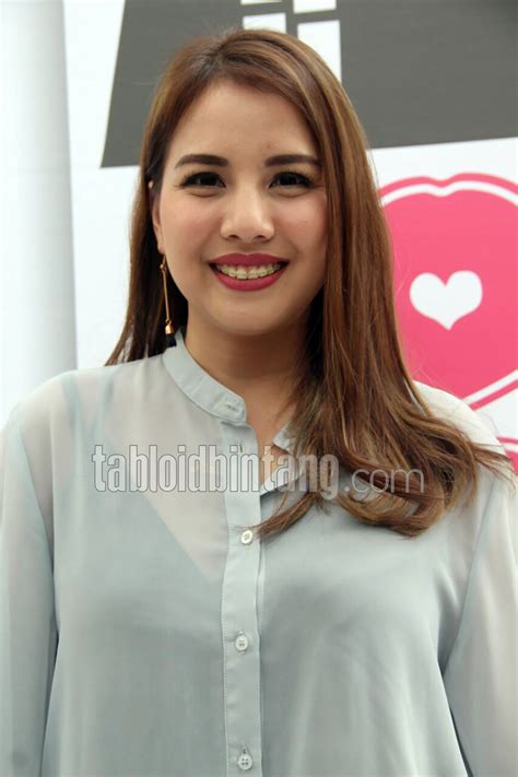 Tya Ariestya Tampil Manis Bergaya Monokrom