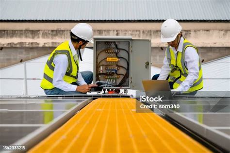 전문 엔지니어와 전문 기술자는 패널 제어에서 전기 배선의 품질을 확인하고 태블릿 및 노트북에 응용 프로그램을 사용하여 태양광