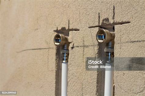 폴 리 프로필 렌 배관 집안에 벽에 수도 관에 의하여 이루어져 있다 혁신 중 아파트 인테리어의 화장실에 하 수구 파이프의 설치 작품 회색 플라스틱 드레인 파이프 사용 물