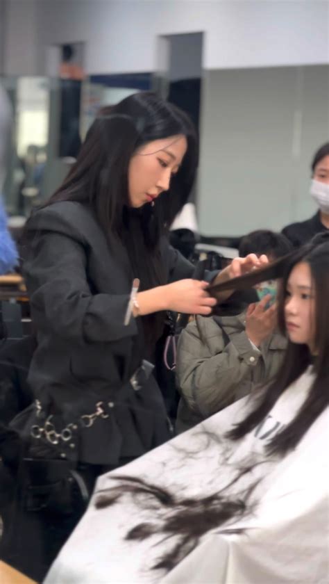 어낵툴 김민영 레이어드펌 하이레이어드컷 염색 📌시그니처 롱 레이어드펌 레이어드c컬 허그펌 미디움 ~롱 레이어드 디자인 층층이 쌓이는 볼륨과 레이어로 산뜻하고