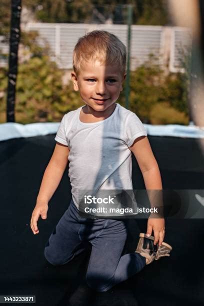 트램펄린에 있는 아이 즐거운 어린 시절 트램폴린에서 아기 점프 2 3 살에 대한 스톡 사진 및 기타 이미지 2 3 살 감정 남성 Istock