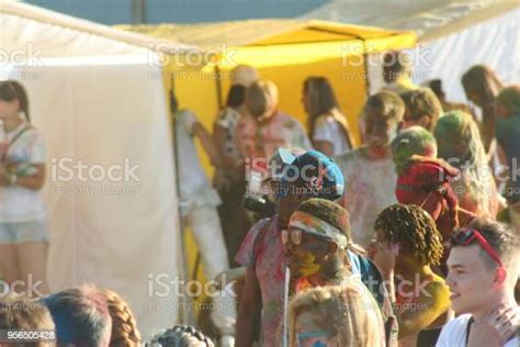 행복 한 사람들 군중 Holi 축제 여름 놀라운 순간에에서 색상의 축제에서 화려한 분말 구름 아래 파티 색상 축제 2017 Dnipro 우크라이나 편집만 사용 합니다