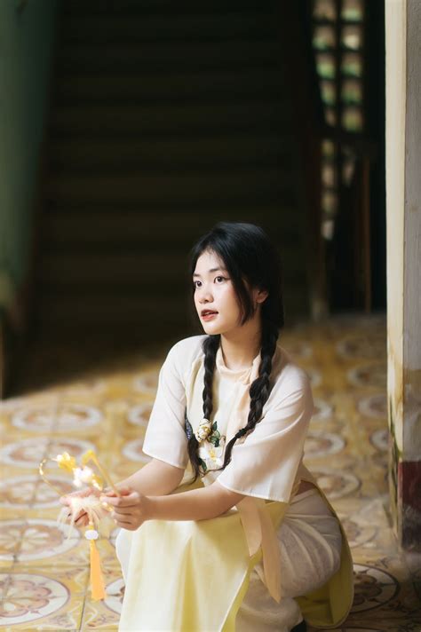 실내 갈색 머리 고요한 공상 긴 머리 노란 드레스 드레스 땋은 머리 매력적인 명상 적 반사된 복도 복장