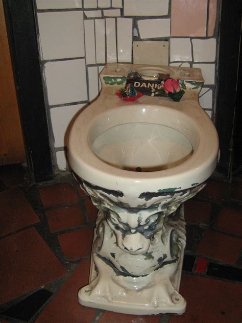 Какво се случва по света Sex in WC на Хундертвасер