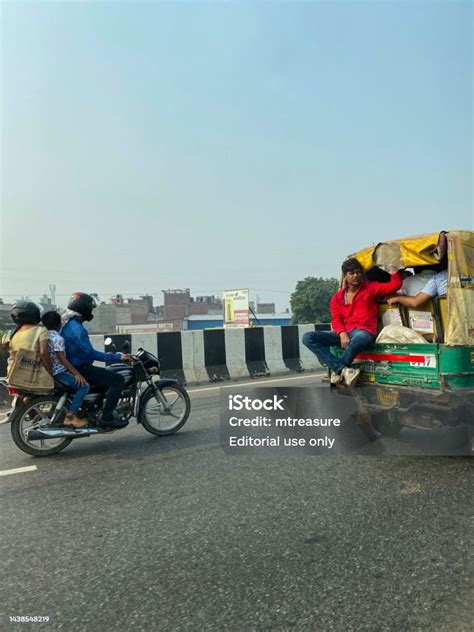 고속도로를 여행하는 인도 자동 인력거 택시와 오토바이 너무 많은 승객을 수송하는 노란색과 녹색 툭툭 오토바이를 타는 세 사람 코노트 플레이스 주변 뉴델리 인도 3륜 차량에