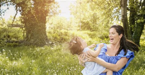 임신한 엄마가 공원에서 어린 딸과 놀고 있다 초원에서 어머니와 딸 사진 Unsplash의 사람 이미지