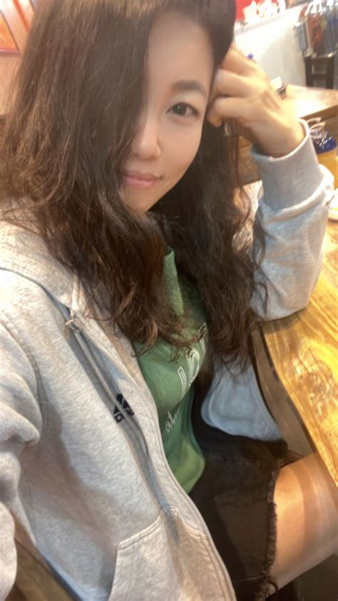 오늘 첫 식사 종일 바쁘게 다니다보니 이제서야 맛있게 먹고 따뜻한 커피한잔에 활짝 웃는 어느 봄날의 금요일 밤 모두들 가득핀 꽃처럼 예쁘게 웃는 밤 되세요