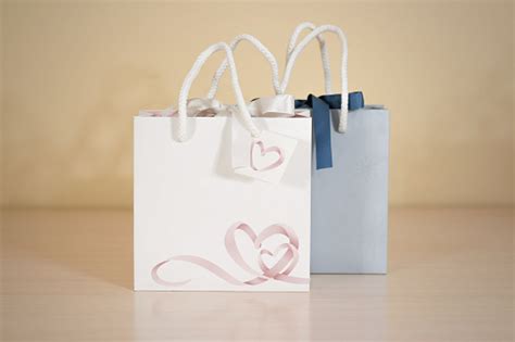 빈 두에 서 있는 나무 테이블 선물 가방 모의 종이 빈 플라스틱 패키지 이랑 절연 테이블에 서 서 소비자 팩 로고 디자인 또는 Id 프레 젠 테이 션에 대 한 준비 가방에