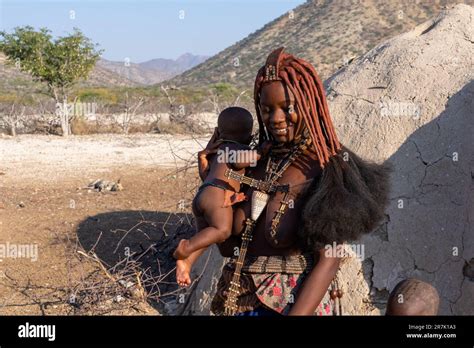 Himba Stammesfrauen In Epupa Wasserfälle Cunene River In Namibia An Der