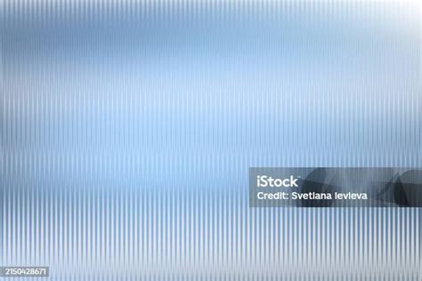 흐릿한 하늘색 배경의 갈대 유리입니다 굴절 질감 아크릴 늑골이 있는 목욕 분리 벽 얼어붙은 얼음 프리미엄 포장 호일 오버레이 물결 모양의 세로선 줄무늬 파스텔 폴리카보네이트