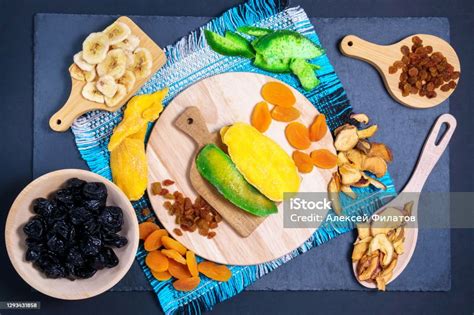 유대인 휴가 투 비슈바트의 말린 과일 기호의 혼합 상단 뷰 플랫 레이 Tu Bishvat에 대한 스톡 사진 및 기타 이미지 Tu Bishvat 0명 건조한 Istock