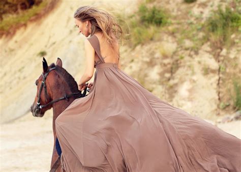 Фото Девушка в длинном платье на лошади