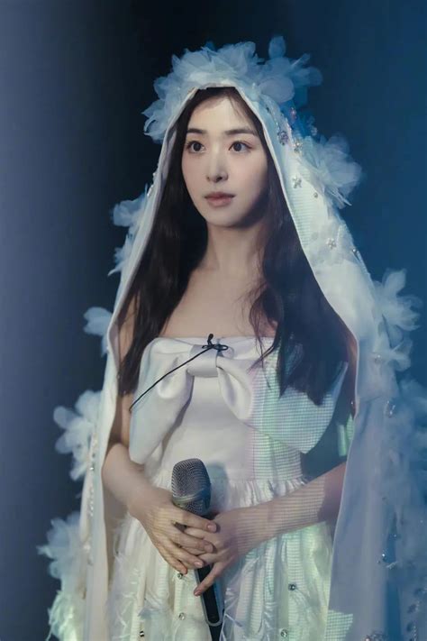 张含韵：哪有什么光鲜亮丽，不过都是暗自努力张含韵新浪新闻