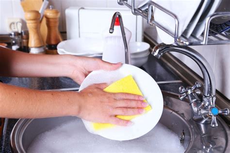 Почему мытьё посуды в гостях неуместно, приметы и этика