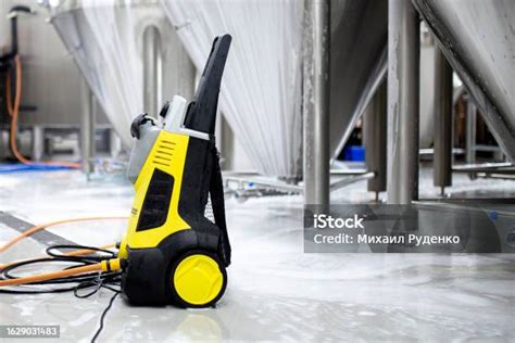까맣고 노란 색깔의 고압 물 세탁기술자는 창고에 있는 지면에 뒀습니다 0명에 대한 스톡 사진 및 기타 이미지 0명 검은색 격리 Istock
