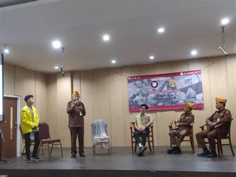 Studi Klub Sejarah Fib Ui Beri Penghargaan Pada Veteran