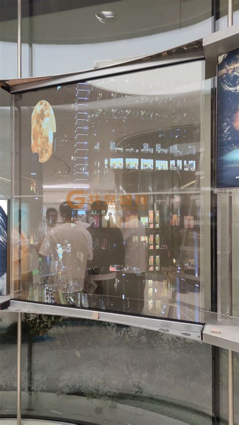 55寸oled透明屏拼接30寸oled透明屏定制应用案例 上海华为太古里店 深圳共显盛视科技有限公司 Oled显示屏厂家生产商供应商