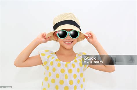 흰색 배경에 고립 된 선글라스와 밀짚 모자를 입은 행복한 어린 아시아 소녀 여름과 패션 컨셉 전면 보기 계절에 대한 스톡 사진 및 기타 이미지 Istock