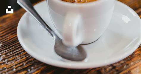 접시가 있는 흰색 세라믹 컵 사진 Unsplash의 무료 에스프레소 이미지