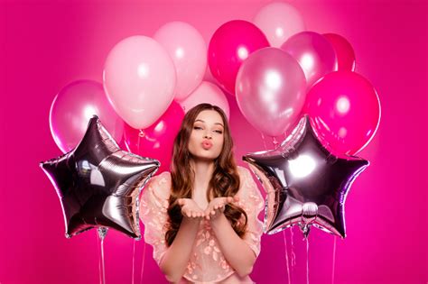 매력적인 사랑스러운 아가씨 인기 블로거가 분홍색 배경에 고립 된 이벤트를 축하하는 사진 18 19세에 대한 스톡 사진 및 기타 이미지 18 19세 갈색 머리 공휴일