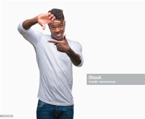 손으로 만드는 프레임 및 행복 한 얼굴로 손가락을 웃 고 고립 된 배경 위에 젊은 아프리카계 미국인 남자 창의력과 사진 개념입니다 개념에 대한 스톡 사진 및 기타 이미지