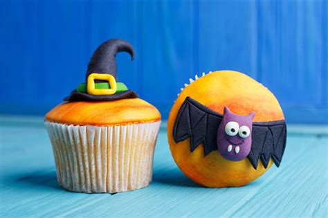 할로윈 파티 과자입니다 박쥐와 함께 맛 있는 할로윈 컵 케이크는 10월에 대한 스톡 사진 및 기타 이미지 10월 가을 개체 그룹 Istock