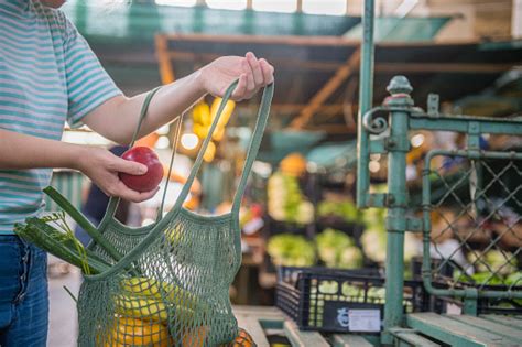 면 메쉬 재사용 가능한 가방에 과일과 야채 야외 시장에서 제로 폐기물 쇼핑 가방에 대한 스톡 사진 및 기타 이미지 가방 건강한 생활방식 건강한 식생활 Istock