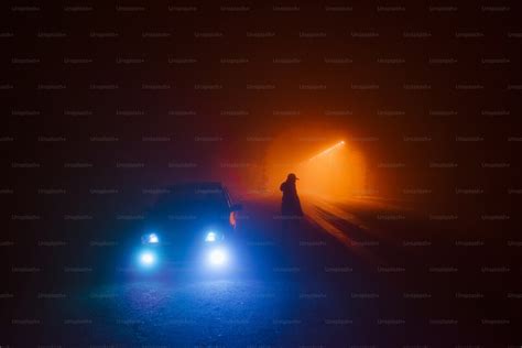 안개 낀 도로를 달리는 두 대의 자동차 사진 Unsplash의 이란 이미지