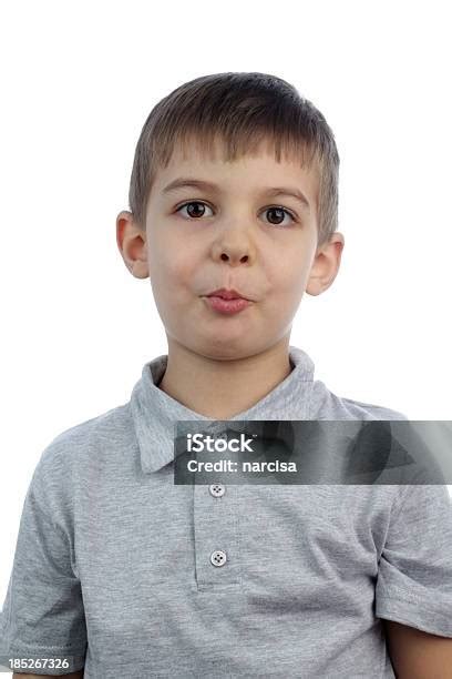 Tentang Untuk Meniup Ciuman Foto Stok Unduh Gambar Sekarang Abu Abu