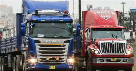 Зупинка великовантажних перевізників утримує дороги заблокованими та породжує зростання цін на