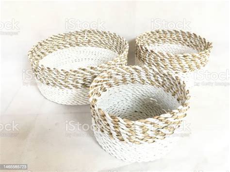 제품 사진을 위해 흰색 배경에 Pandanus 냄새 또는 향기로운 스크류 파인으로 만든 손잡이가 있는 흰색과 자연스러운 색상의 바구니 짜기 0명에 대한 스톡 사진 및 기타