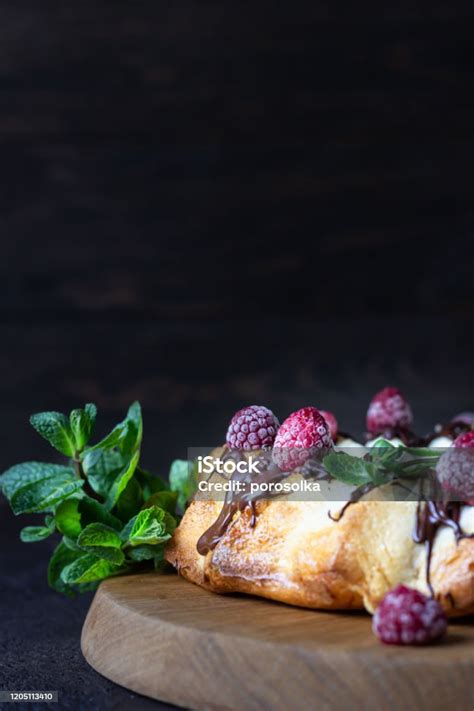 코티지 치즈 구운 푸딩 또는 초콜릿 유약 라즈베리 민트로 장식된 캐서롤 어두운 분위기 사진 갈색 돌 배경입니다 캐서롤에 대한 스톡 사진 및 기타 이미지 Istock