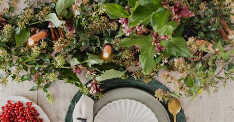 음식과 꽃이 담긴 접시를 얹은 테이블 사진 Unsplash의 장식 이미지