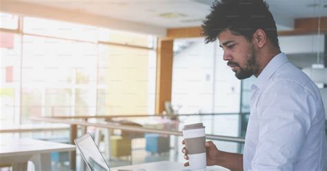 사무실에서 컴퓨터를 사용하는 아프리카계 미국인 사업가 노트북에서 일하는 아프리카 남자 사진 Unsplash의 랩톱 이미지