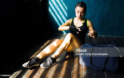 스포츠 가방 바닥에 앉아 하 고 붕대로 손을 가진 젊은 여자를 맞게 건강관리와 의술에 대한 스톡 사진 및 기타 이미지 건강관리와 의술 건강한 생활방식 격투기 Istock