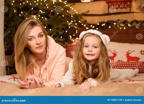 Mama Und Tochter Liegen Auf Dem Bett Stockfoto Bild Von Mutter